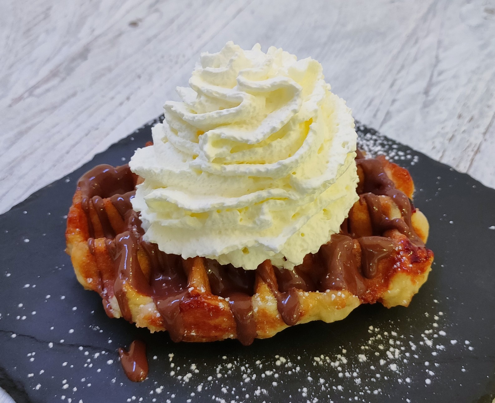 Gofre con chocolate y nata montada - Carta Total